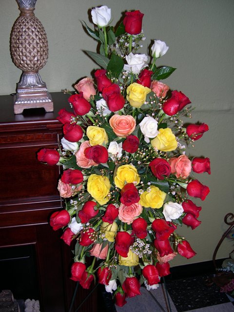 Easel Spray 75 Roses :: The Flower Shop